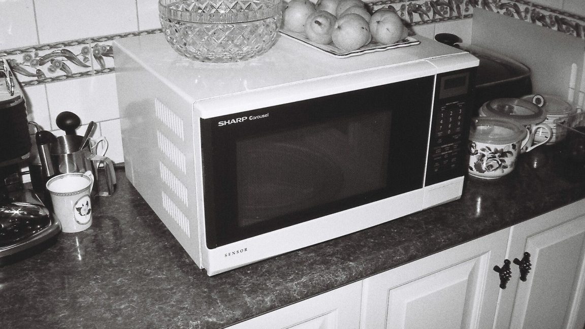 Qubits kept together by shouting at them with microwaves - Ars Technica