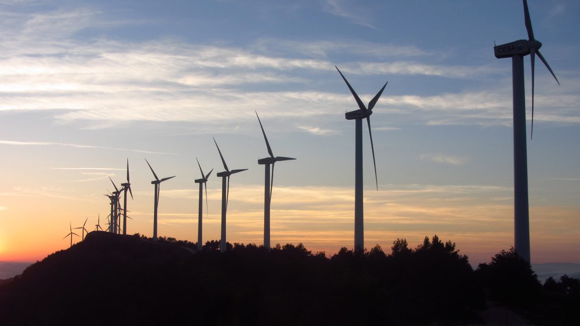 Wind power makes the ground warmer even as it cools the planet - Ars ...