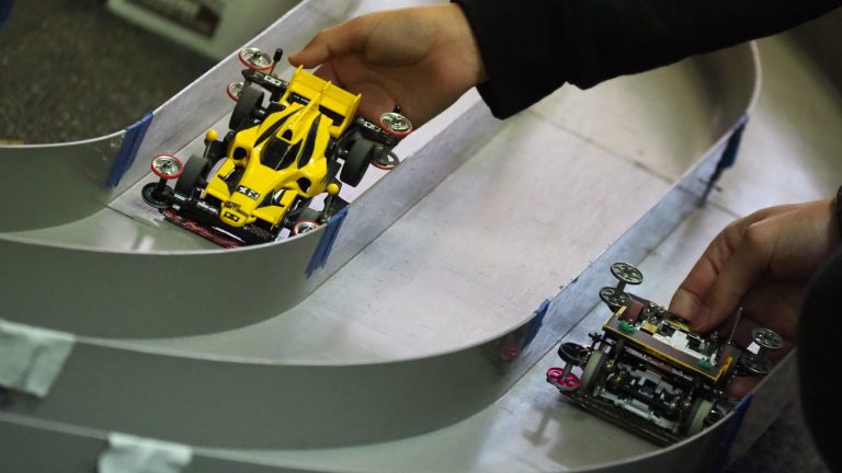 Step inside NYC’s competitive slotcar racing scene - Ars Technica