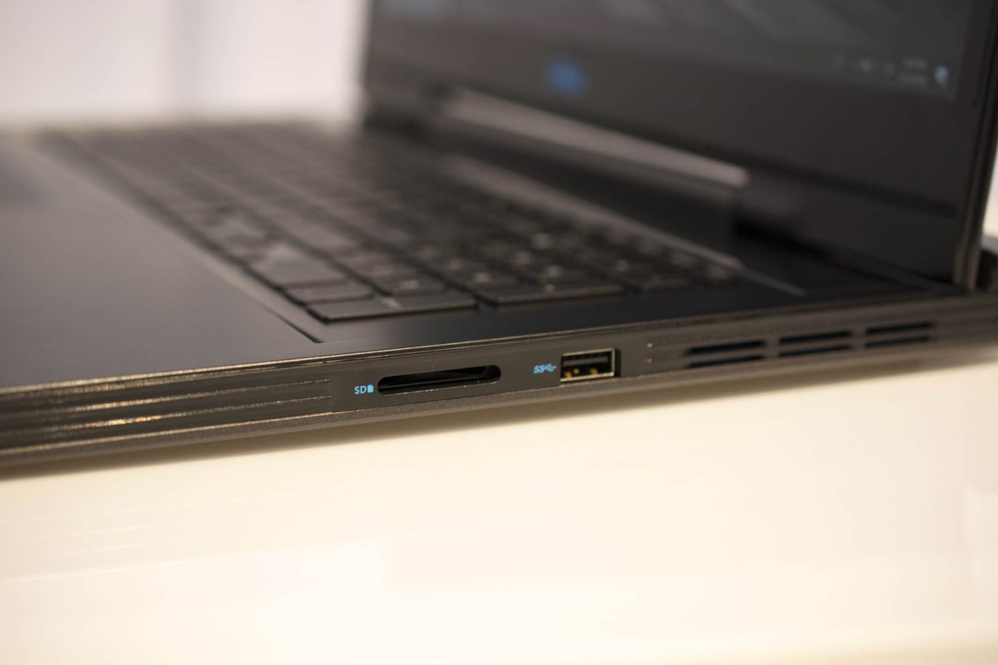 Alienware’s new Area-51m brings a new design, RTX GPUs, and 9th-gen ...