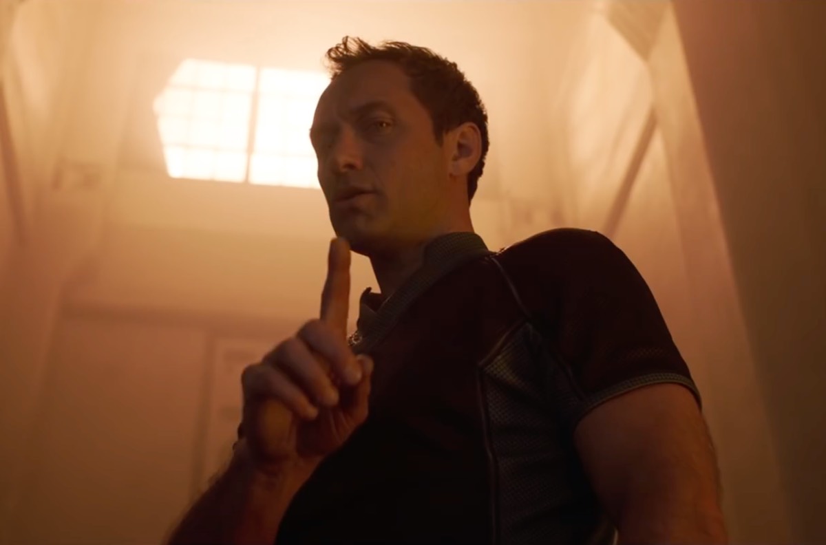 Captain Marvel shows off her very own ‘Iron Fist’ in latest trailer ...