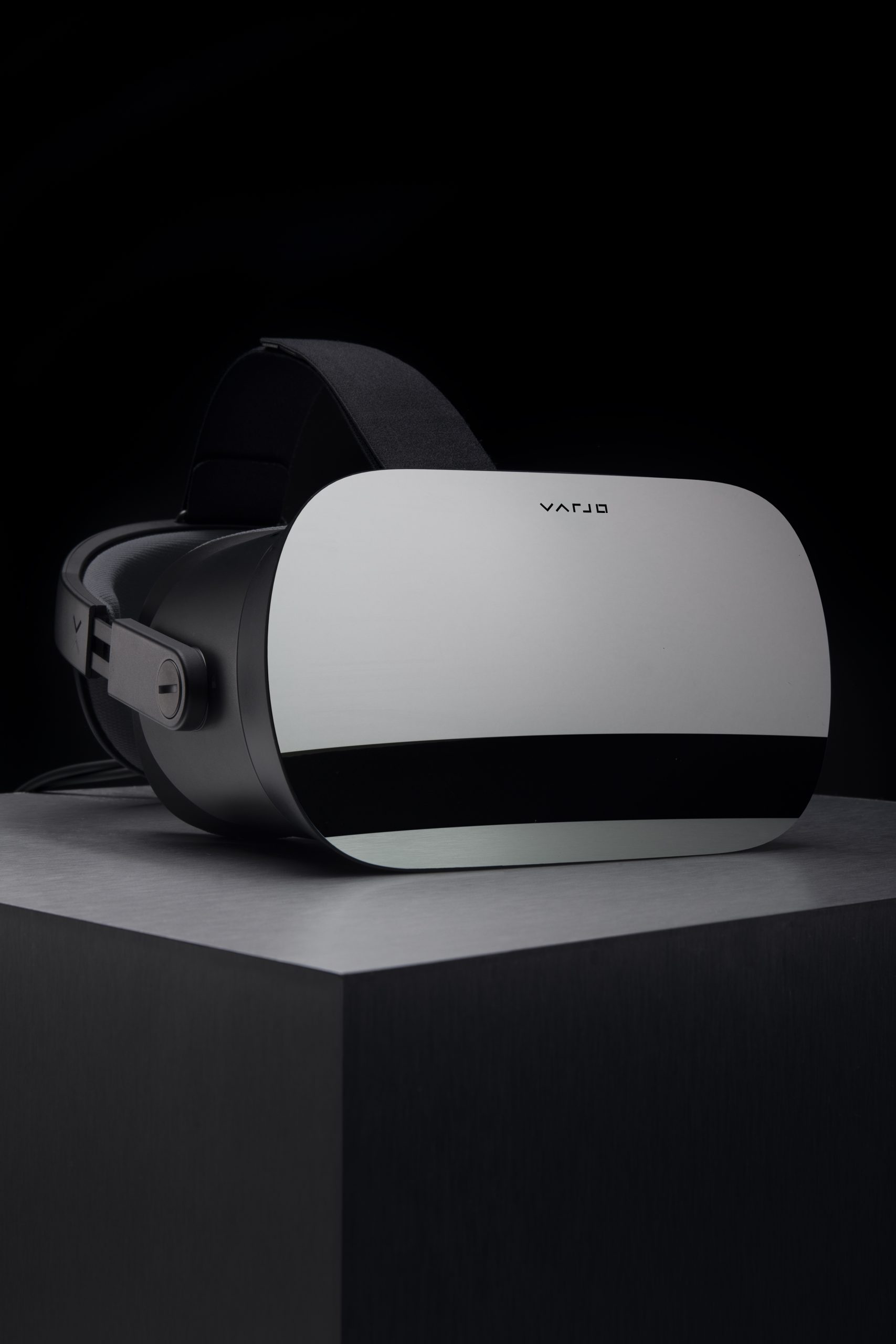 Retina resolution headset puts the “reality” into “virtual reality ...