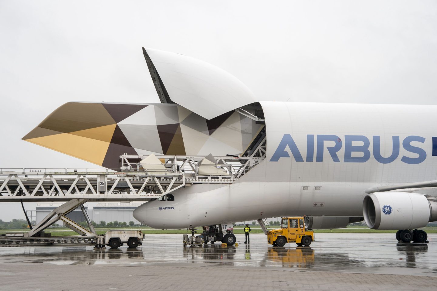 Private cabins, flying bars, and hundreds of seats—farewell, Airbus ...