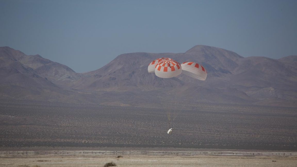 SpaceX had a problem during a parachute test in April - Ars Technica