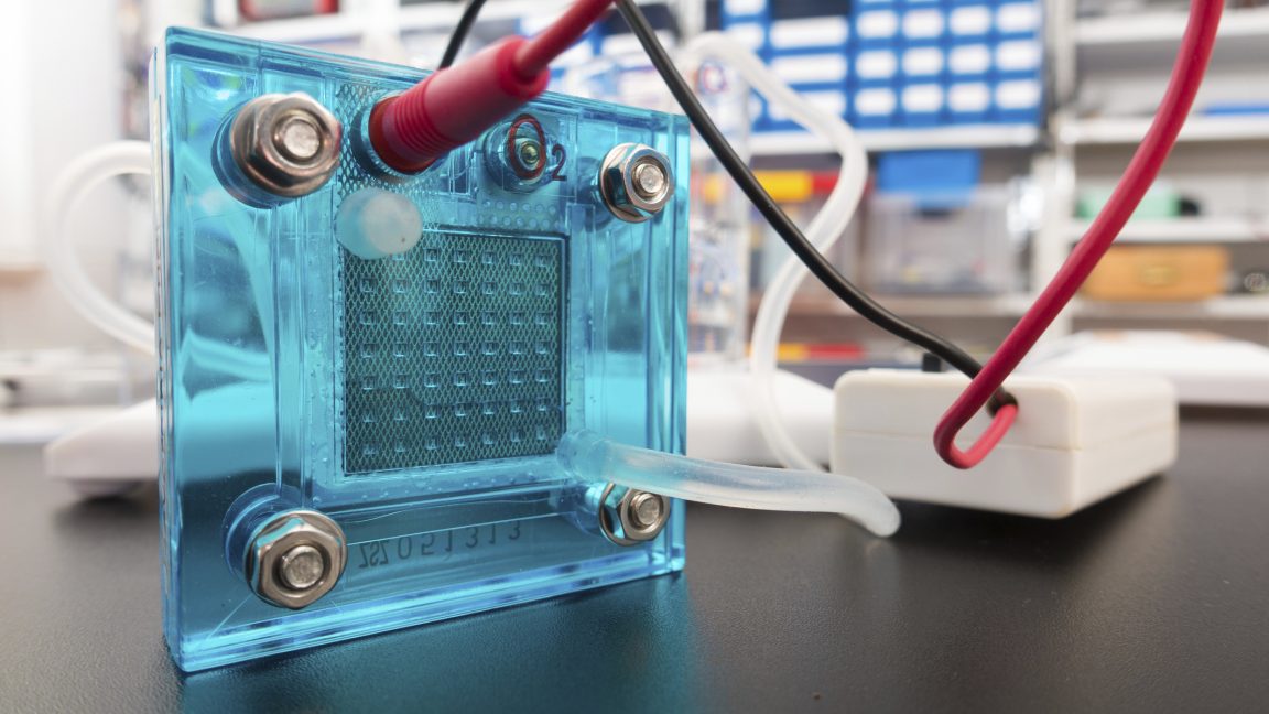 New fuel cell material can run efficiently in reverse, storing energy ...