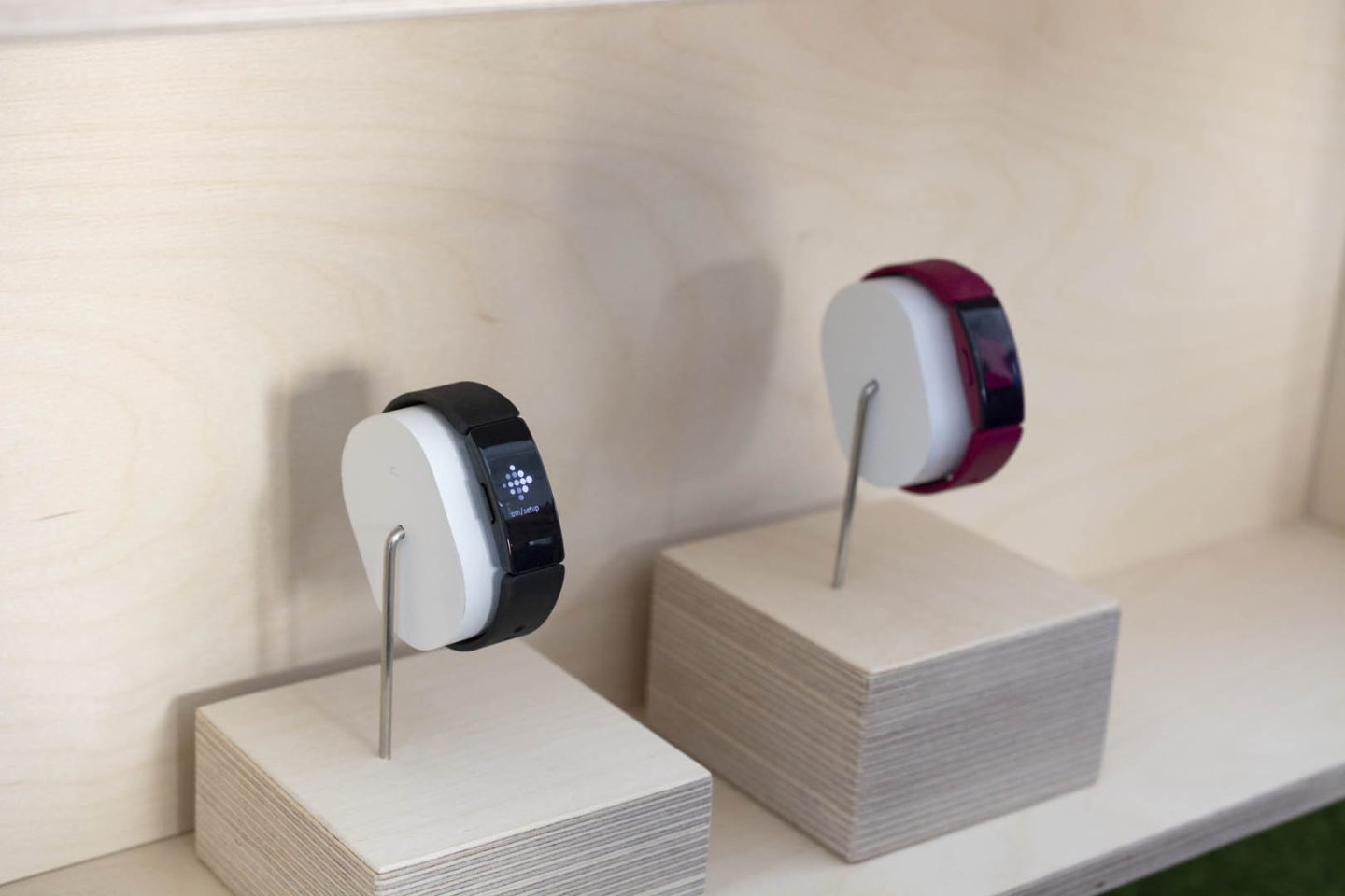Fitbit goes after new wrists with less expensive $159 Versa Lite ...