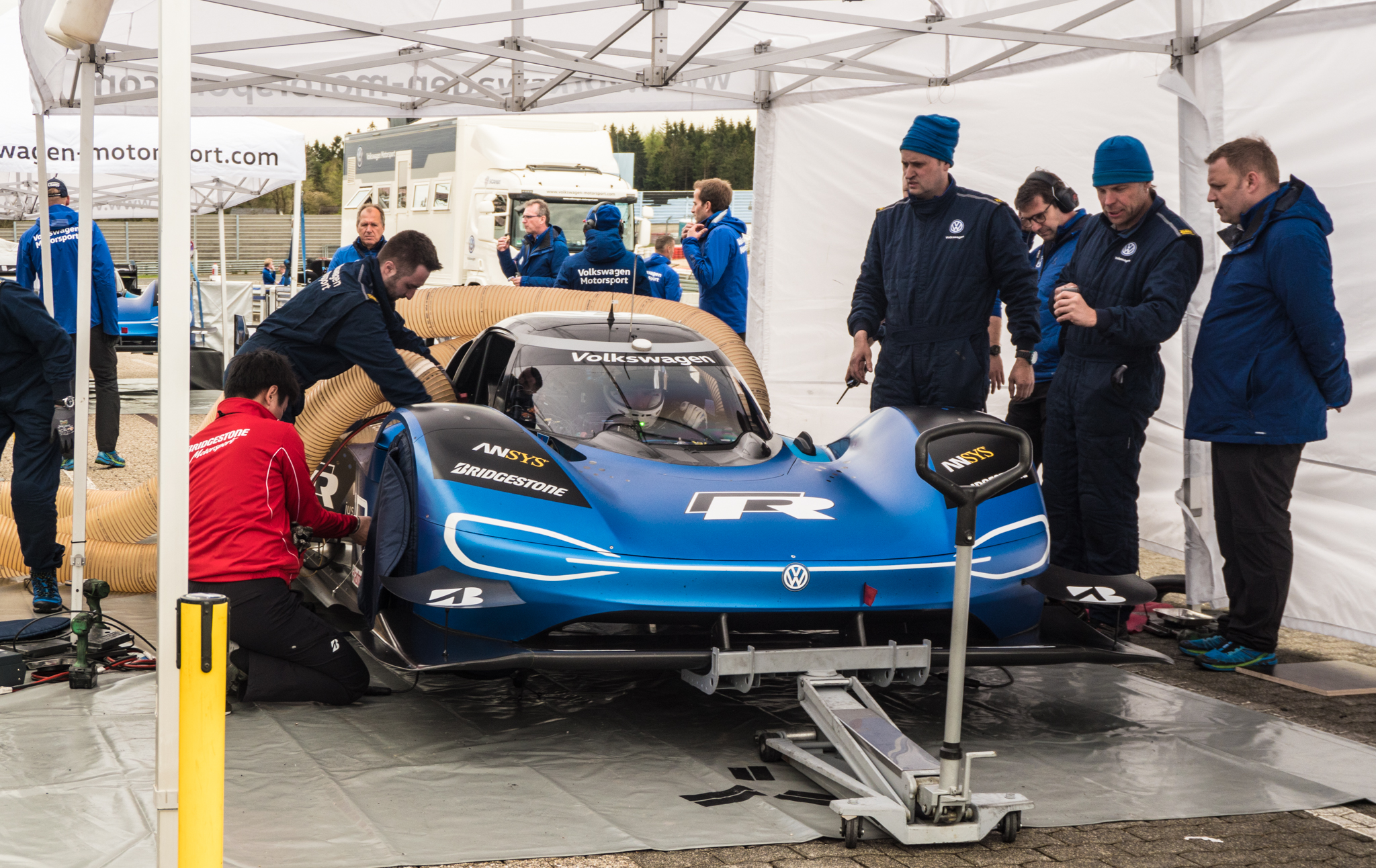 VW’s record-breaking electric car takes on world’s scariest racetrack ...
