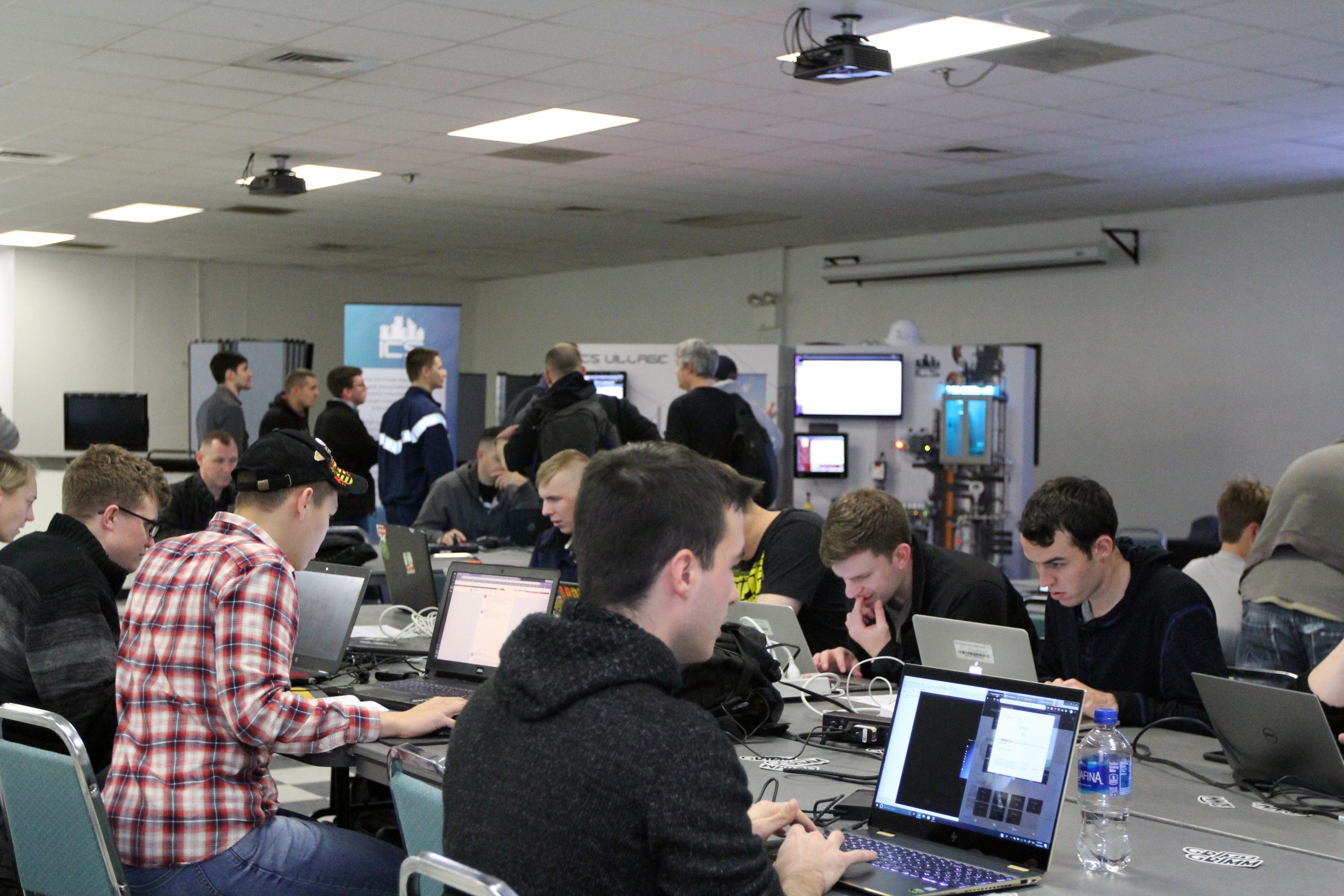 Spot the not-Fed: A day at AvengerCon, the Army’s answer to hacker conferences - Ars Technica