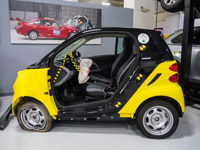This institute crash-tests cars to make us all safer - Ars Technica