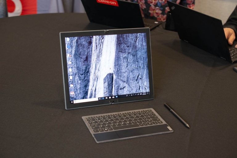 Lenovo shows off a folding-screen laptop, coming some time in 2020 ...