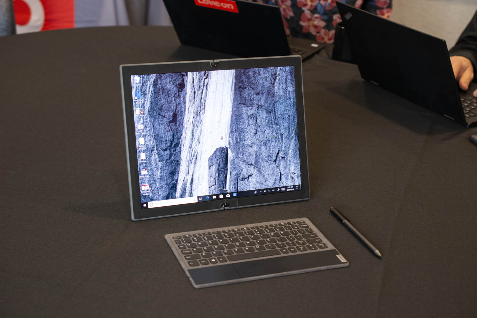 Lenovo shows off a folding-screen laptop, coming some time in 2020 ...