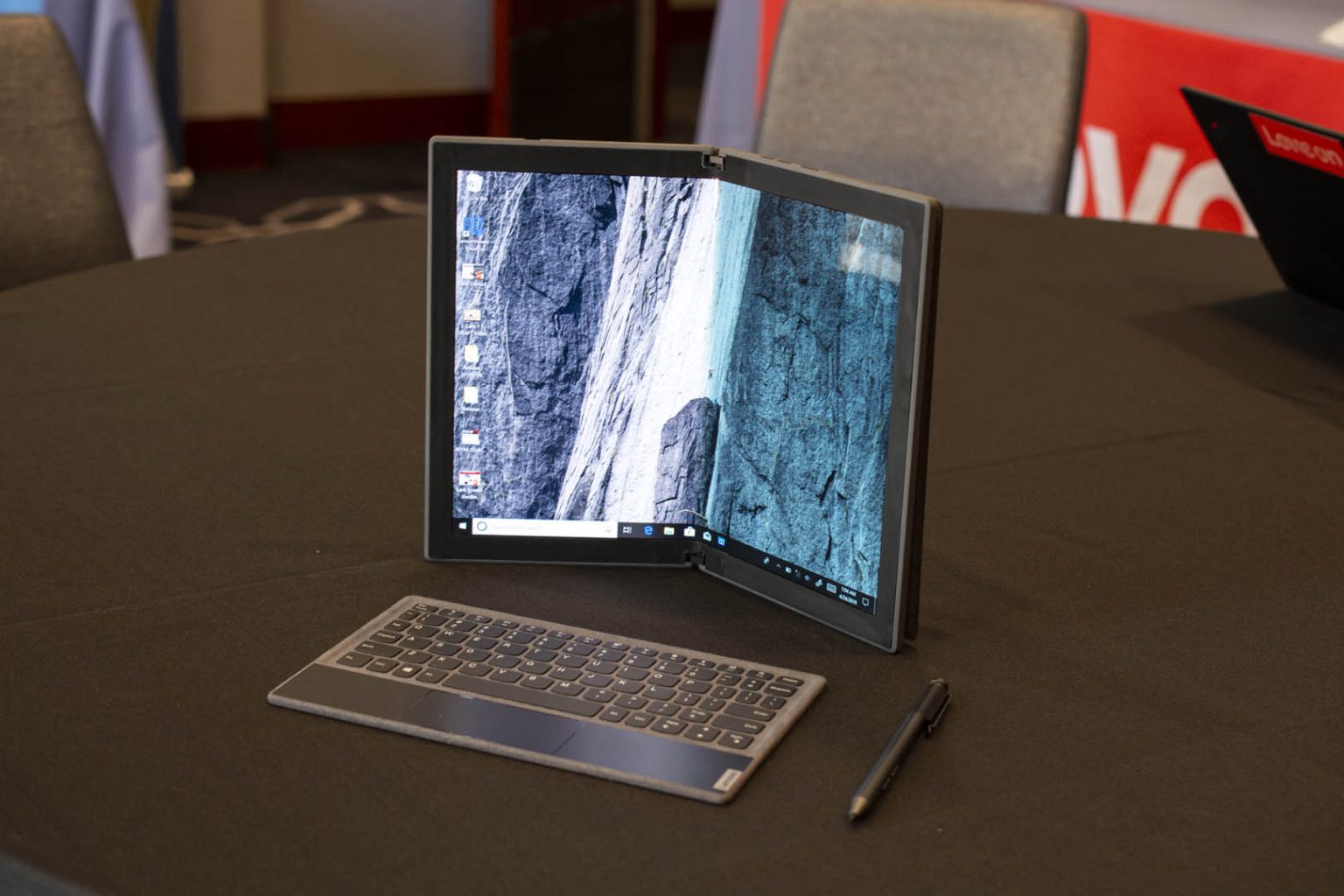 Lenovo shows off a folding-screen laptop, coming some time in 2020 ...