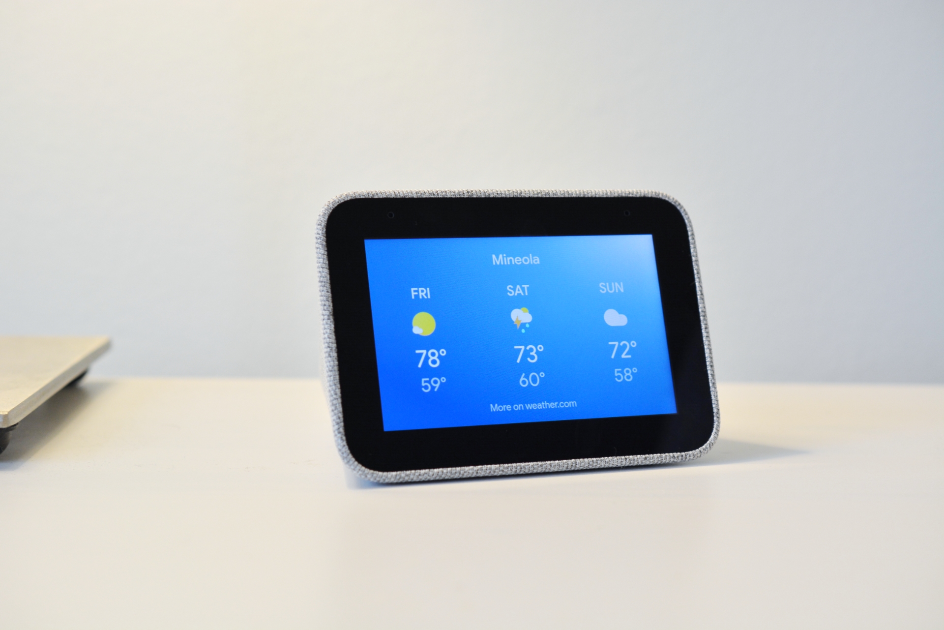 Lenovo Smart Clock review: A small smart display that doesn’t display ...