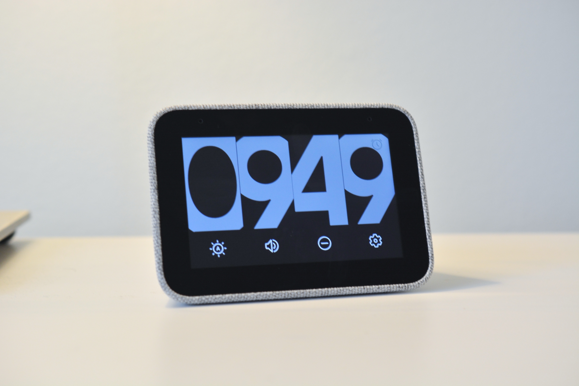 Lenovo Smart Clock review: A small smart display that doesn’t display ...