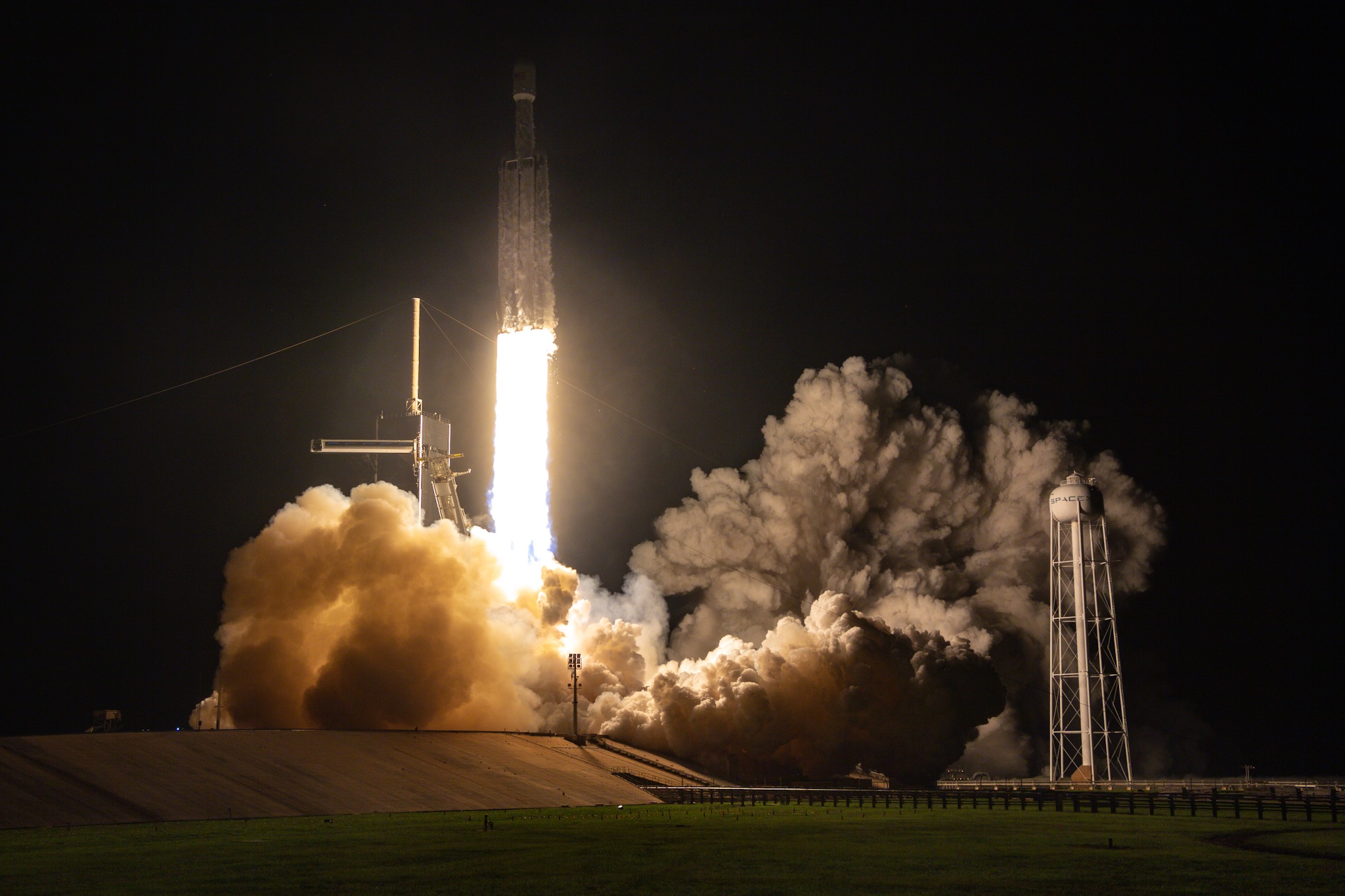 SpaceX just aced a critical Air Force test of its Falcon Heavy rocket ...