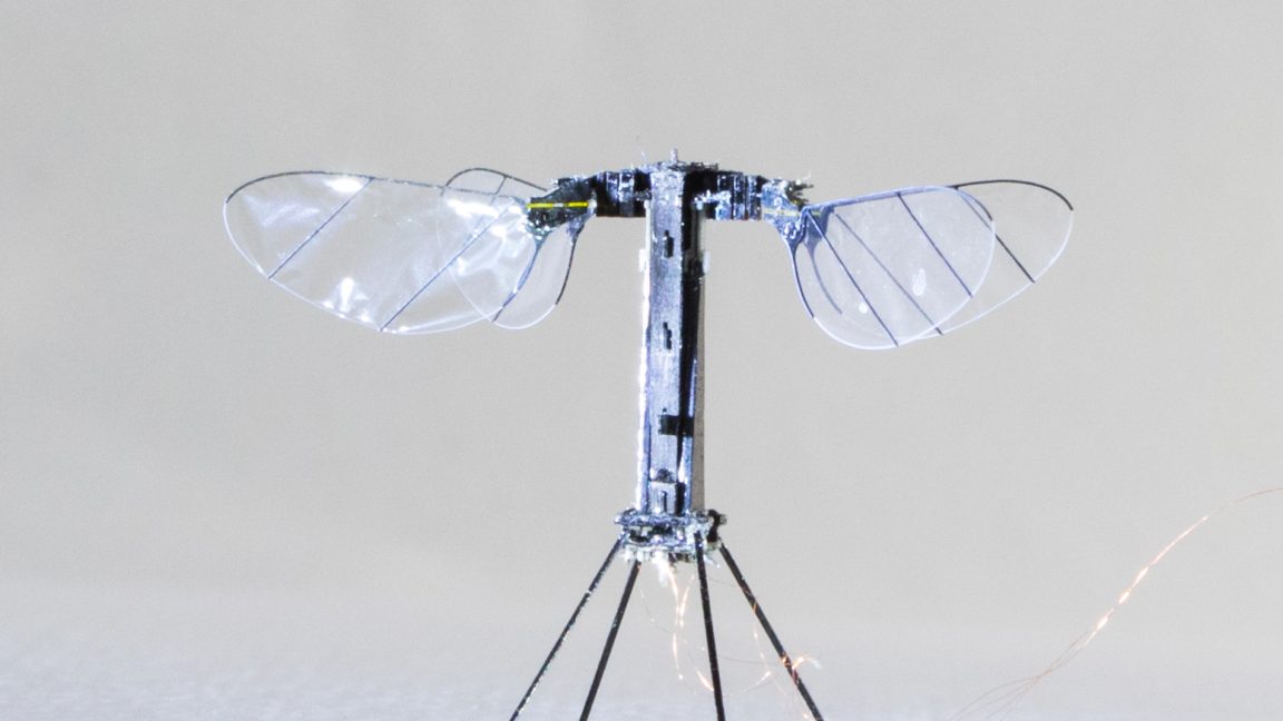 Flying, insect-like robot flits closer to independent flight - Ars Technica