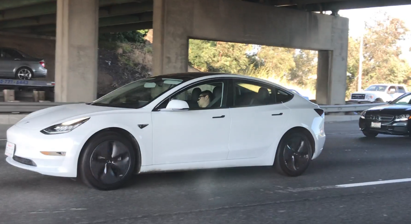 People keep spotting Teslas with snoozing drivers on the freeway - Ars ...