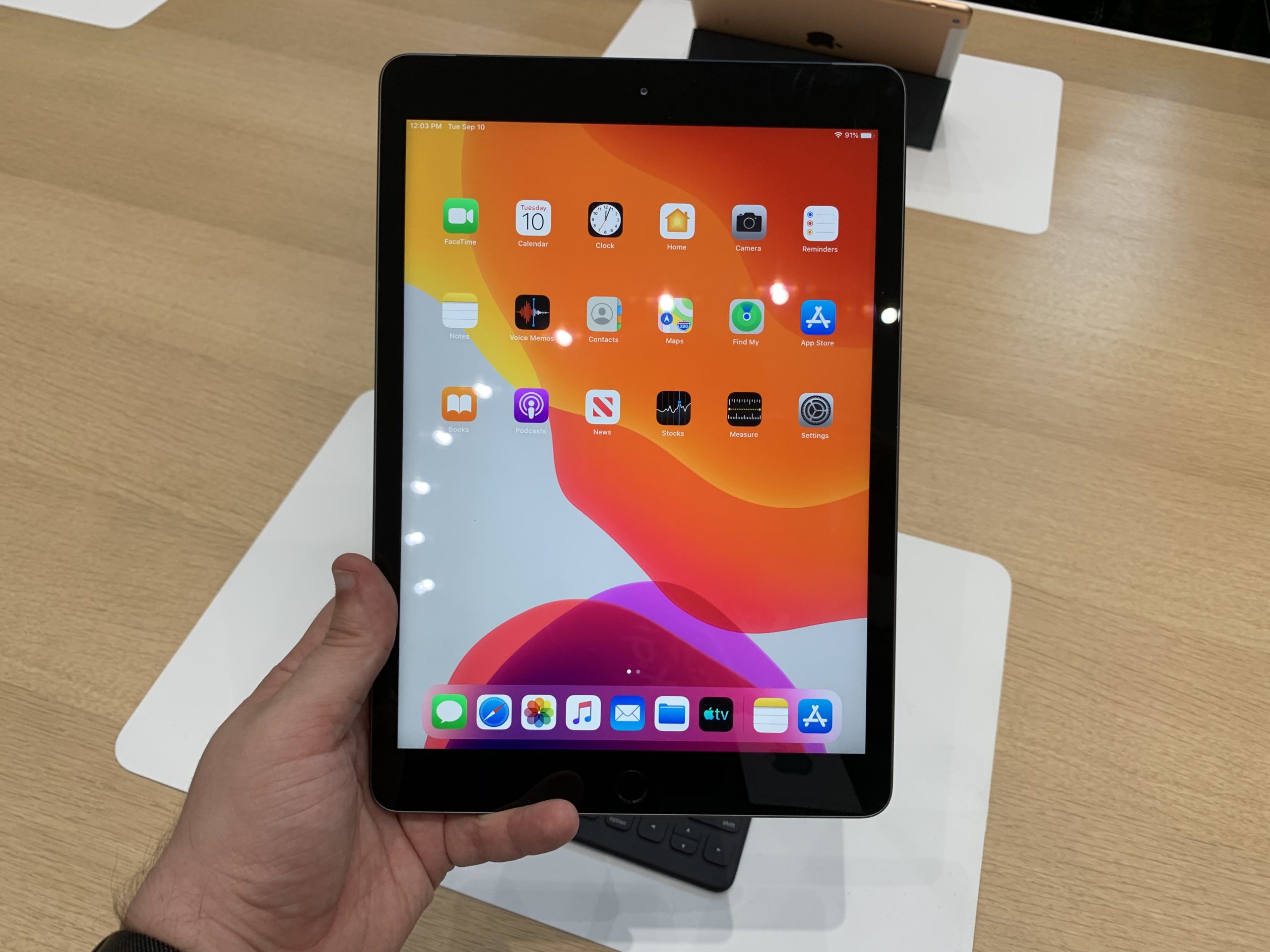 Apple iPad 2019 hands-on: A 6th-generation iPad in a 2019 iPad Air’s ...