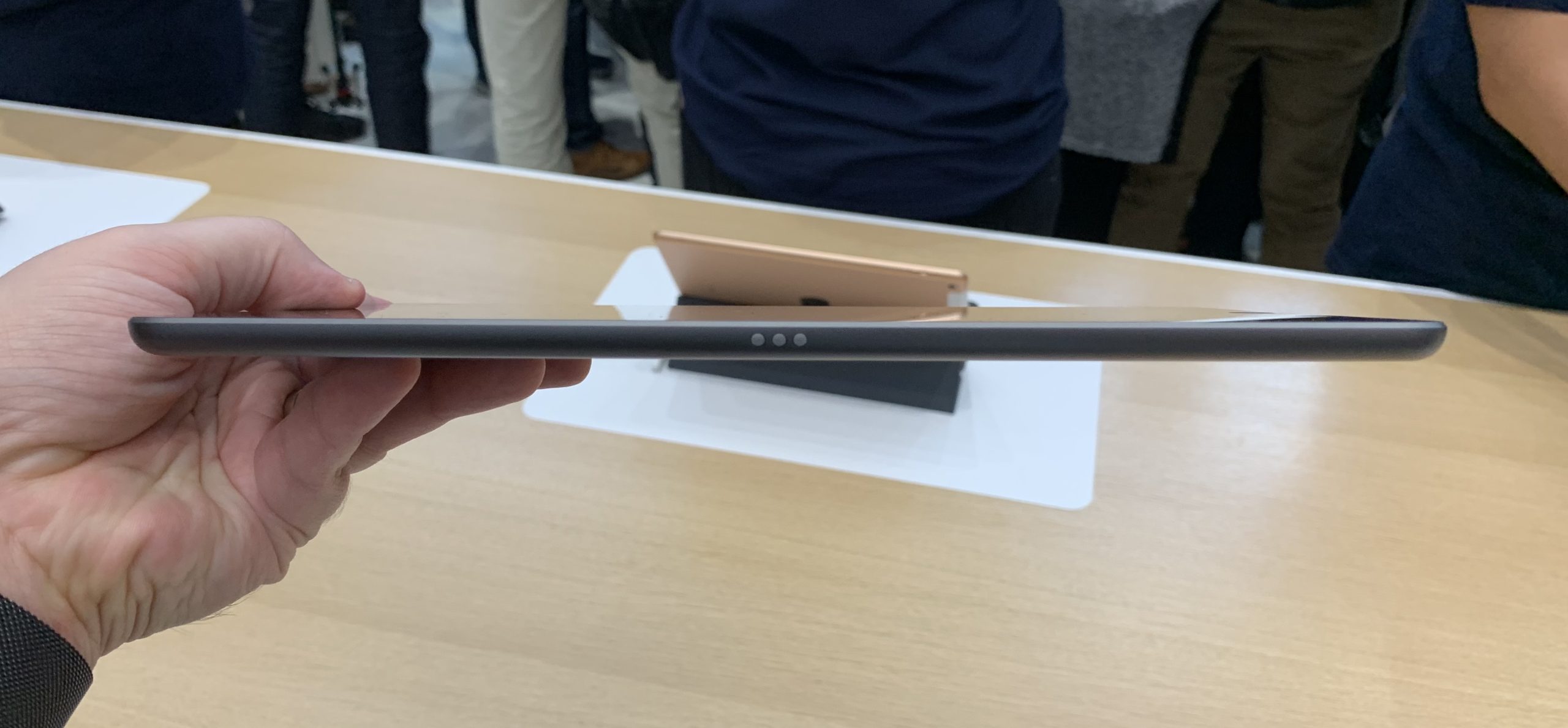 Apple iPad 2019 hands-on: A 6th-generation iPad in a 2019 iPad Air’s ...