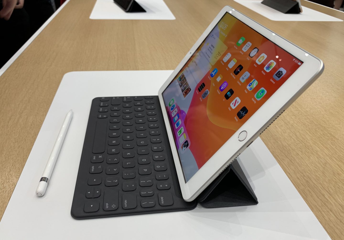 Apple iPad 2019 hands-on: A 6th-generation iPad in a 2019 iPad Air’s ...