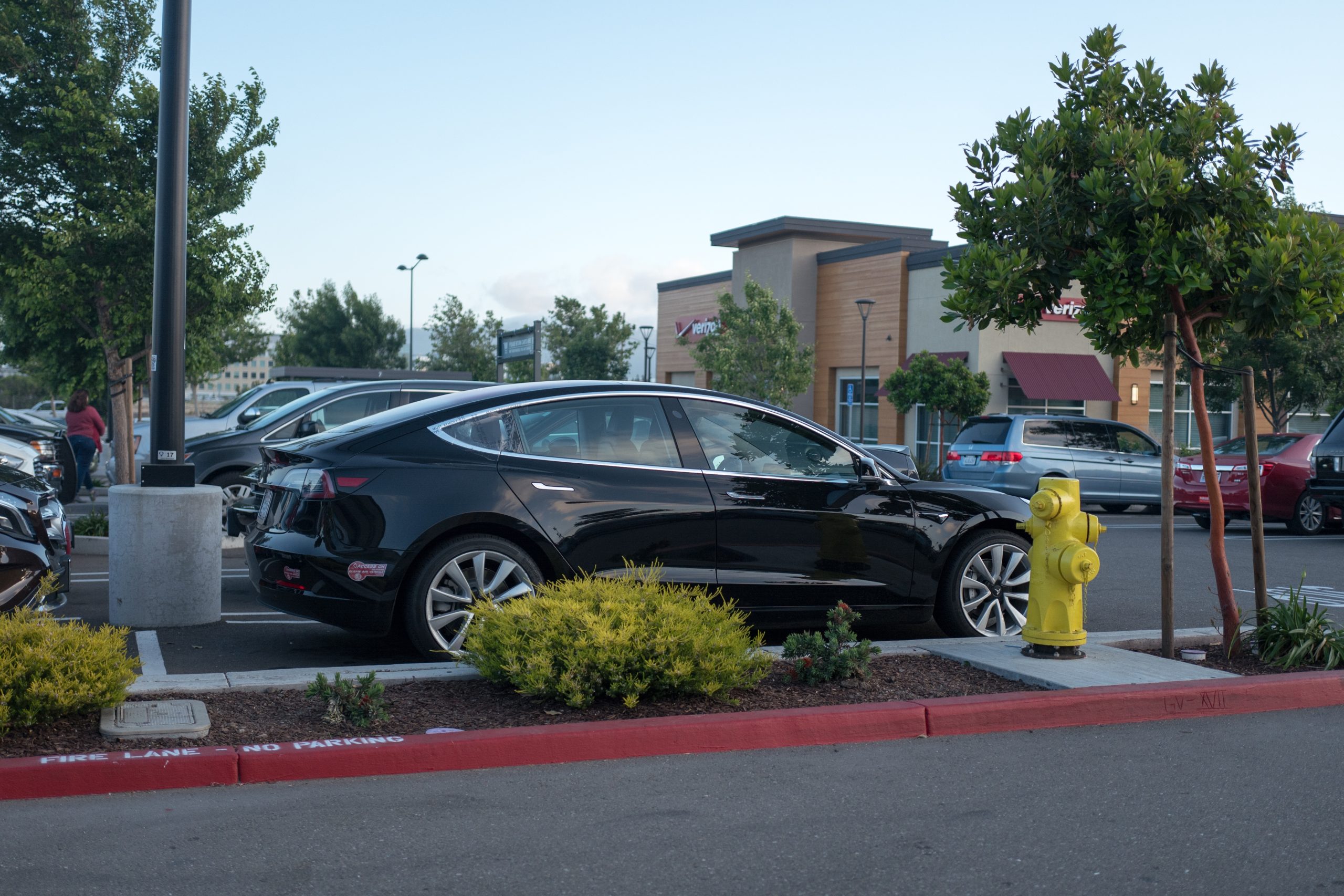 Watch Teslas drive around parking lots with no one inside them - Ars ...