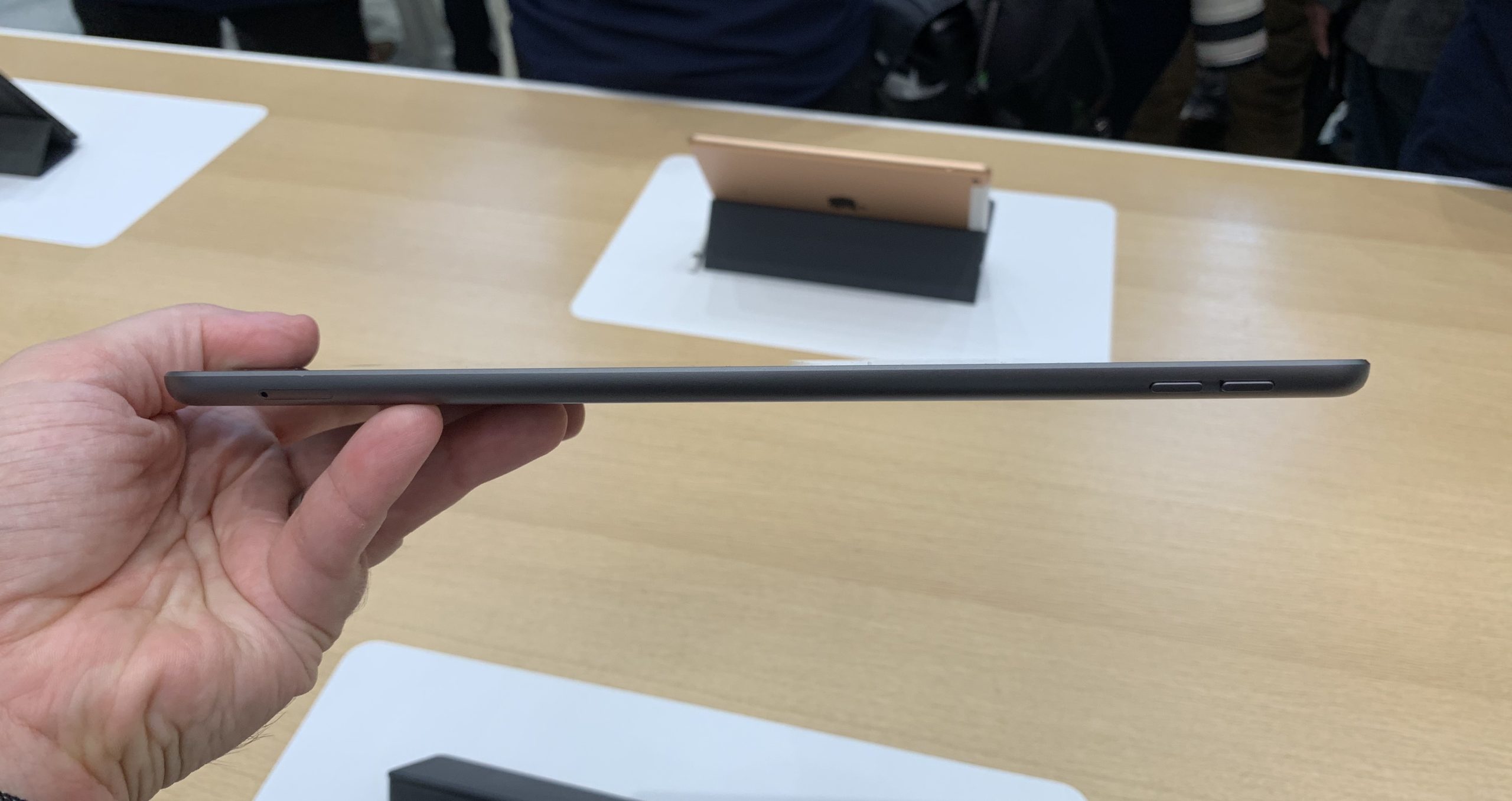 Apple iPad 2019 hands-on: A 6th-generation iPad in a 2019 iPad Air’s ...