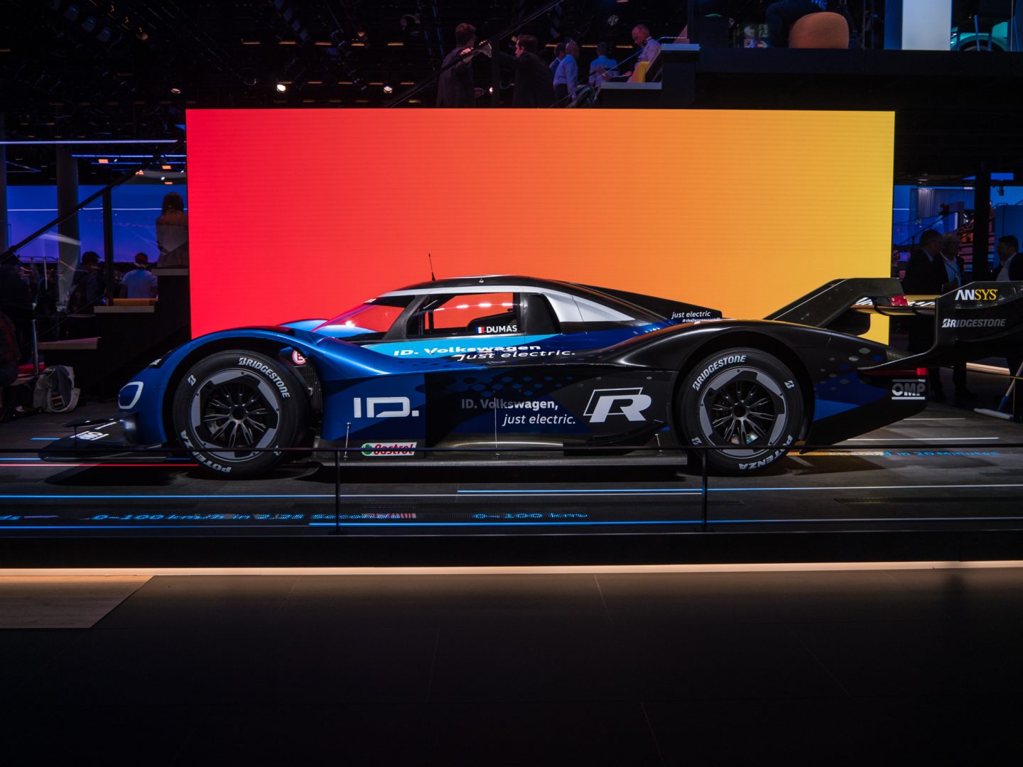 Volkswagen unveils the ID.3, its new mass-market electric vehicle - Ars ...