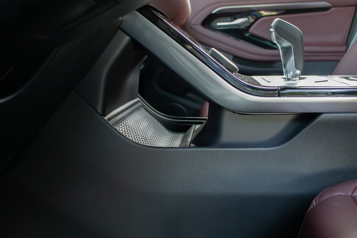 Review: 2020 Range Rover Evoque goes big on luxury, price tag - Ars ...