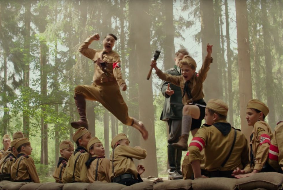 Review: Jojo Rabbit walks a fine line between humor and heart - Ars ...