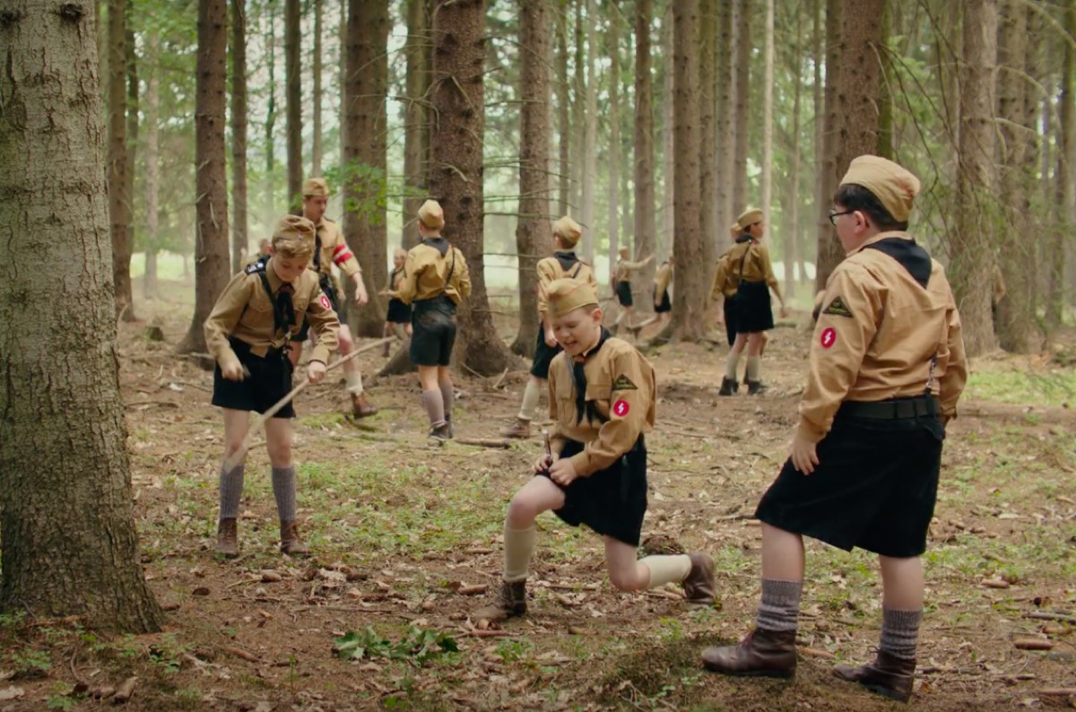 Review: Jojo Rabbit walks a fine line between humor and heart - Ars ...