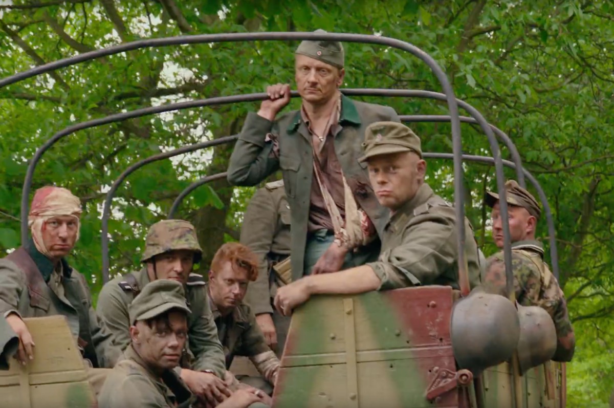 Review: Jojo Rabbit walks a fine line between humor and heart - Ars ...