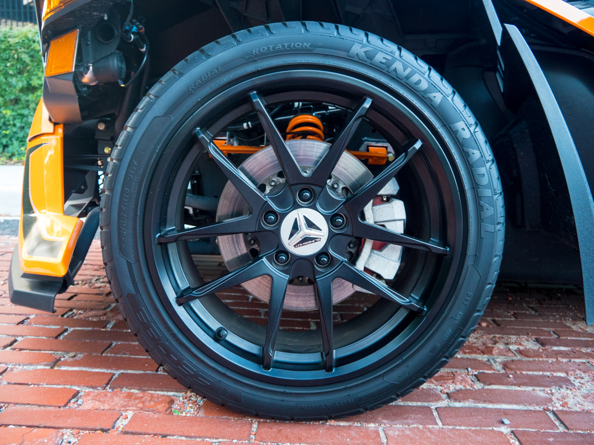 The Polaris Slingshot three-wheeler is not for shrinking violets - Ars ...