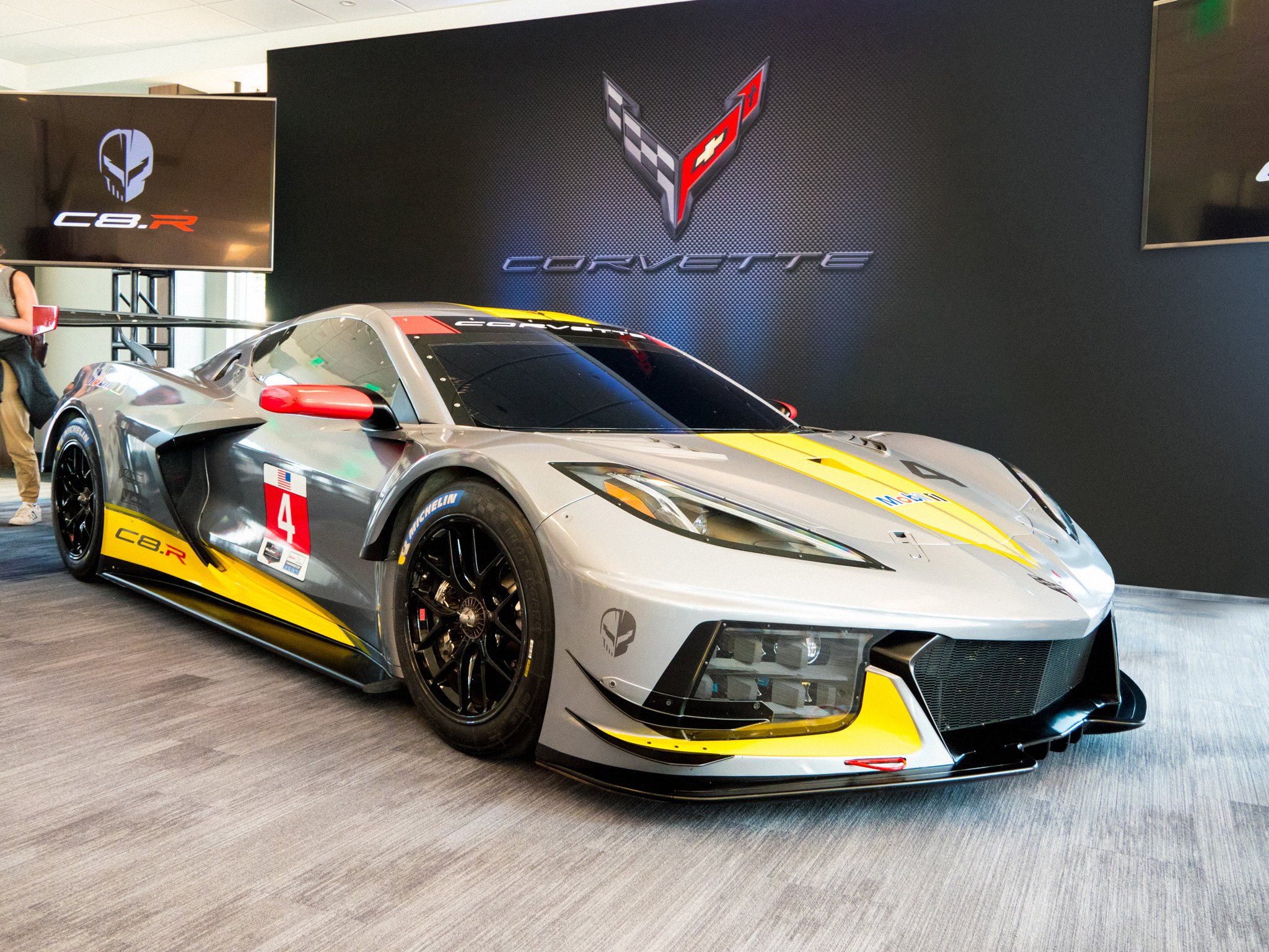 Behold Corvette’s new racing car, now with its engine in the middle ...