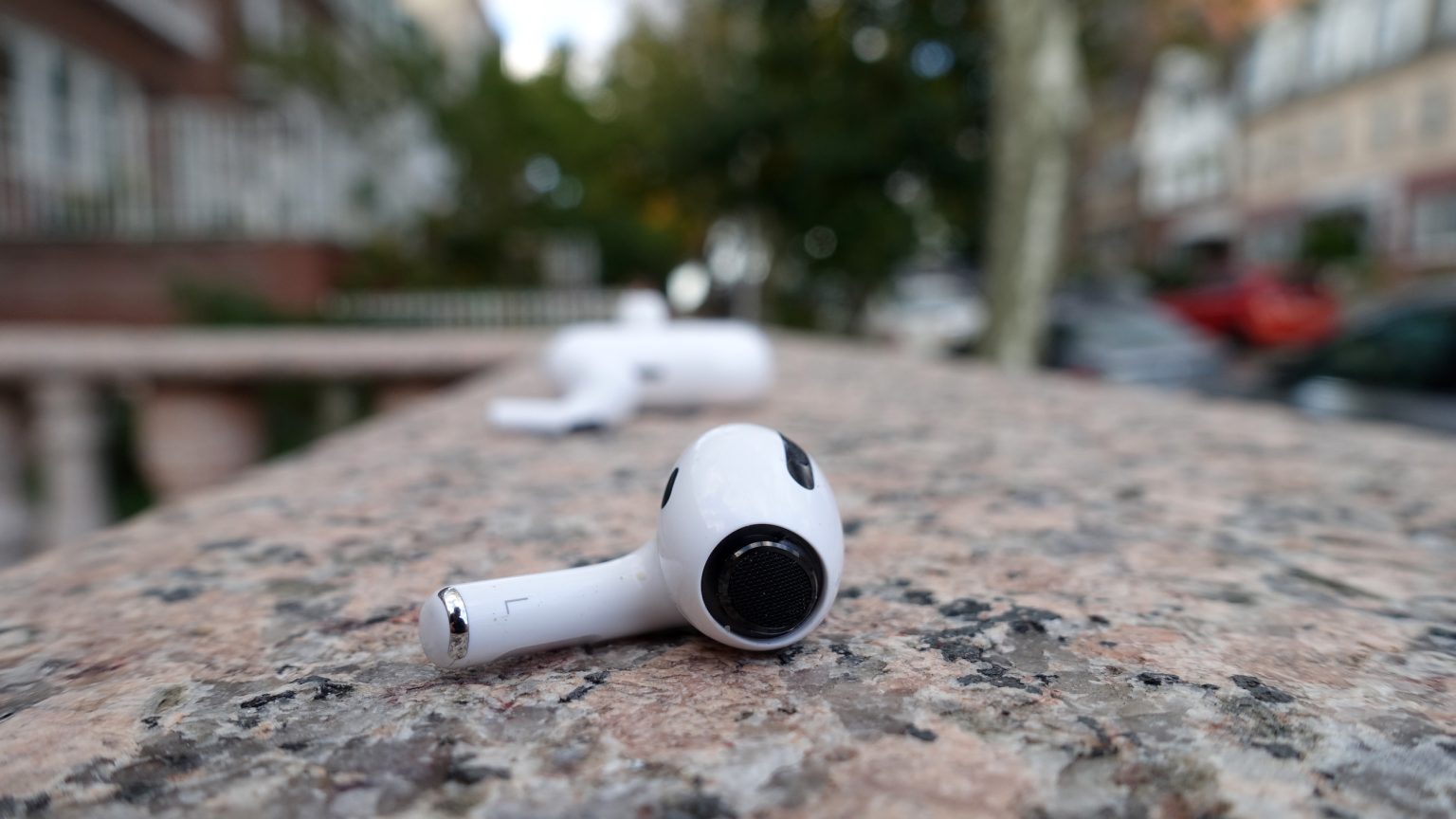 Apple plans to introduce over-the-ear headphones with replaceable parts ...