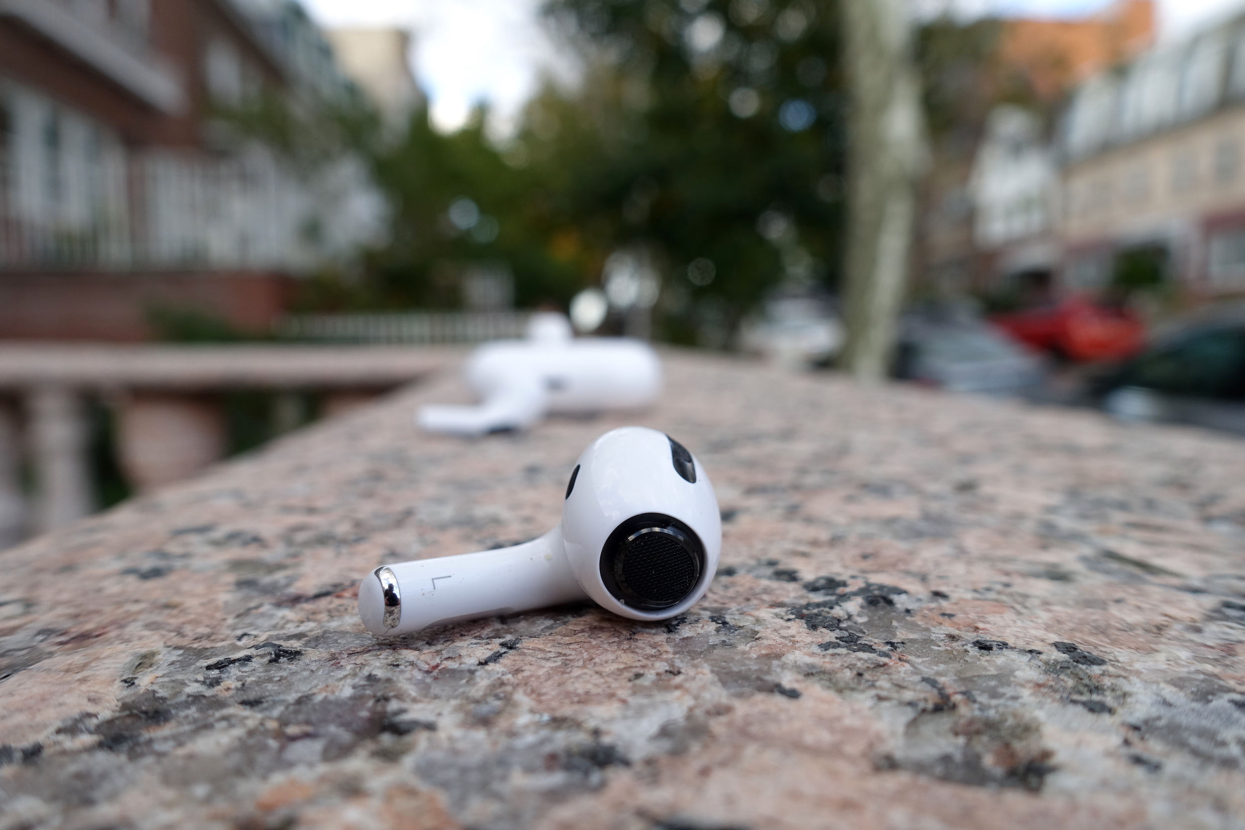 Apple plans to introduce over-the-ear headphones with replaceable parts ...