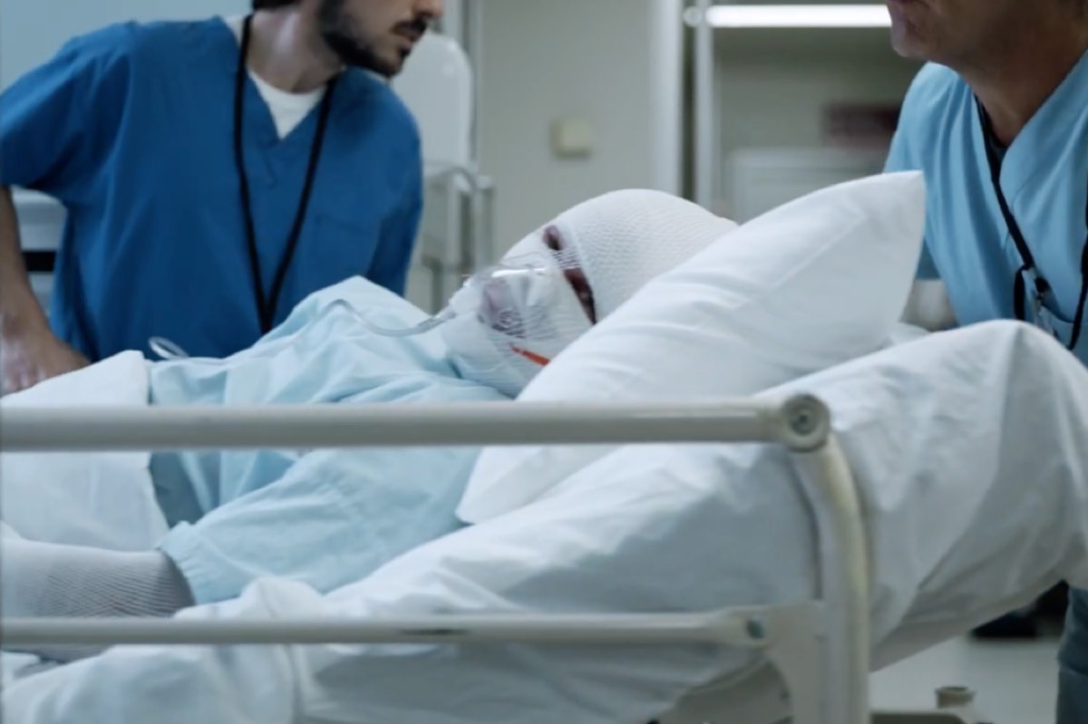 Elisabeth Moss gets the gaslighting treatment in Invisible Man trailer ...