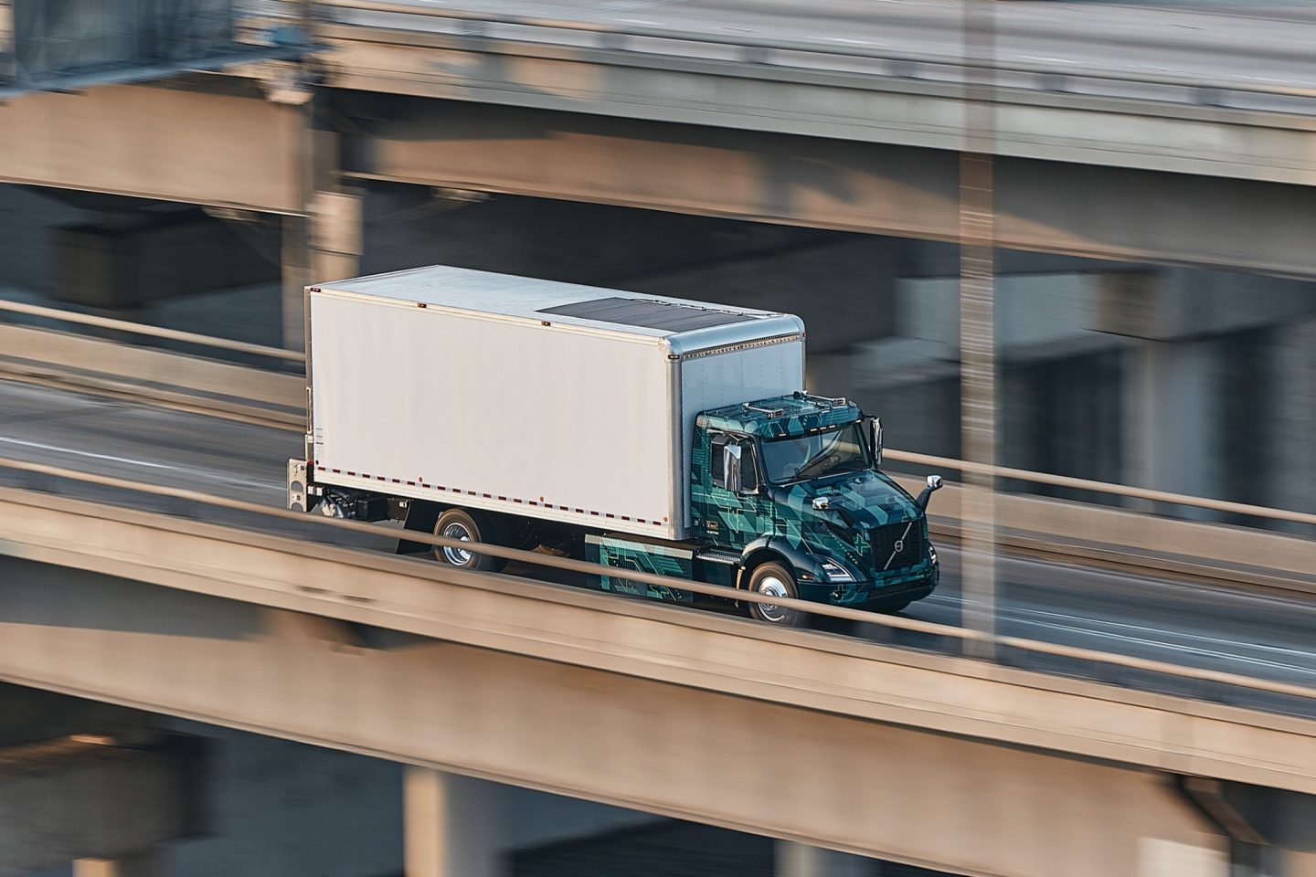 Charging into the mainstream: Volvo electrifies its first class-8 truck ...
