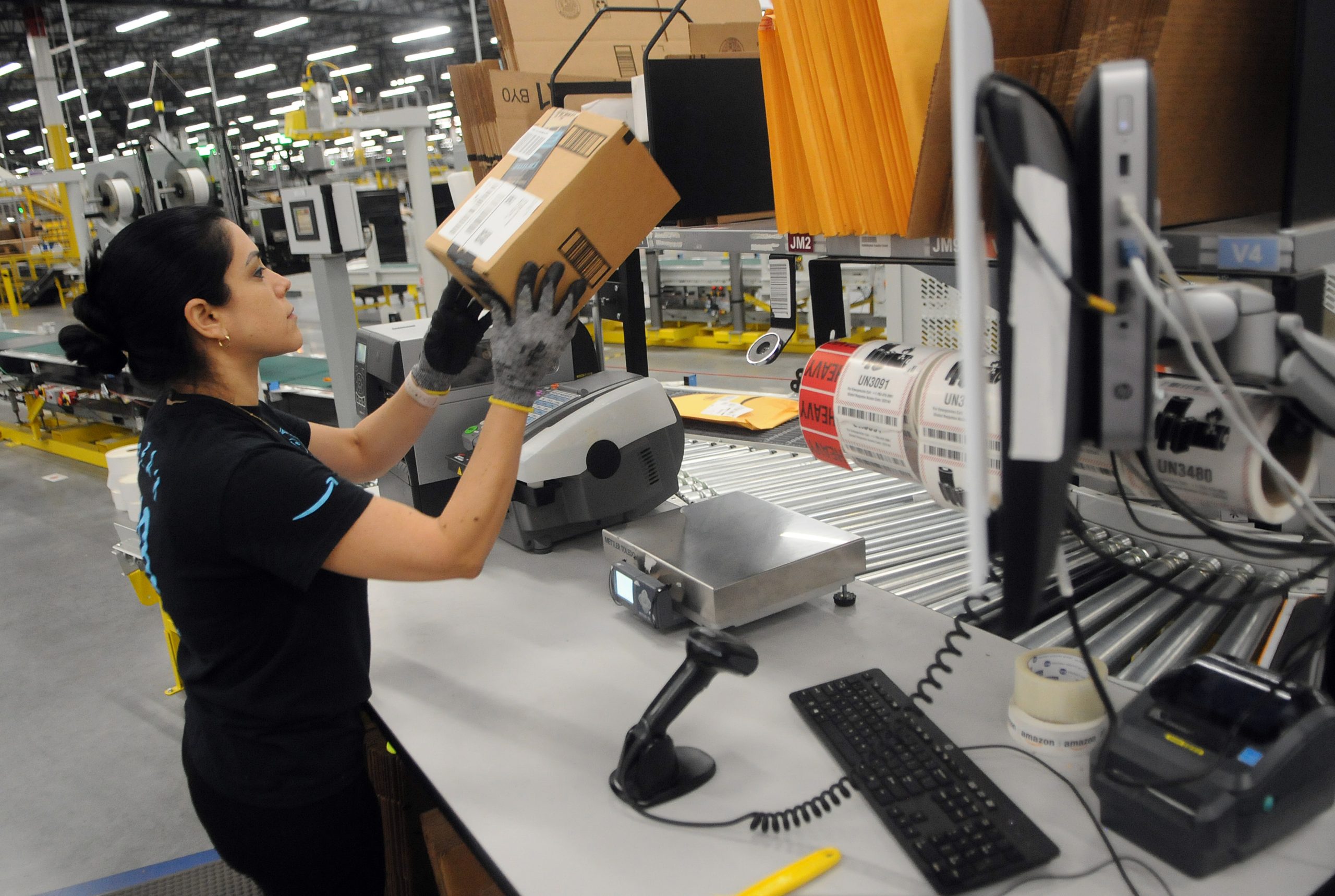 Amazon hiring 100,000 warehouse workers amid coronavirus boom - Ars ...
