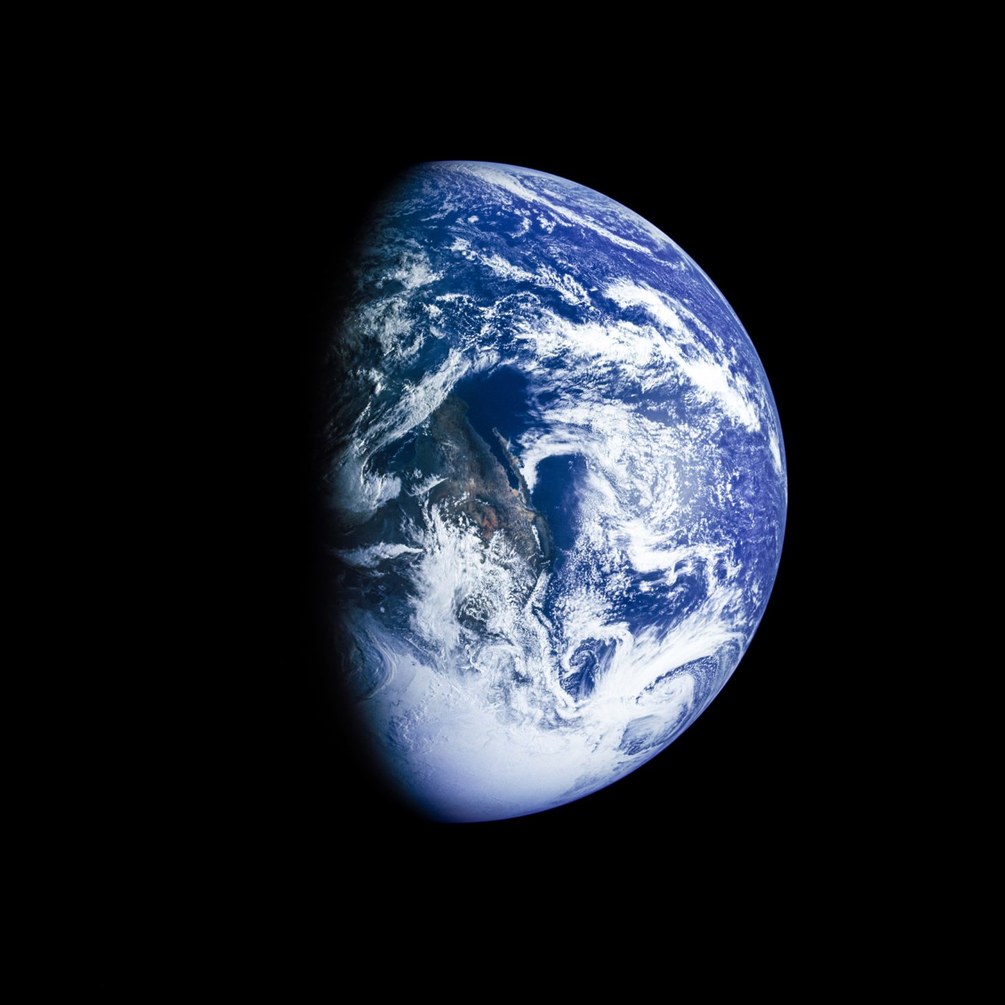 Here’s an unprecedented look at Apollo 13’s damaged service module ...