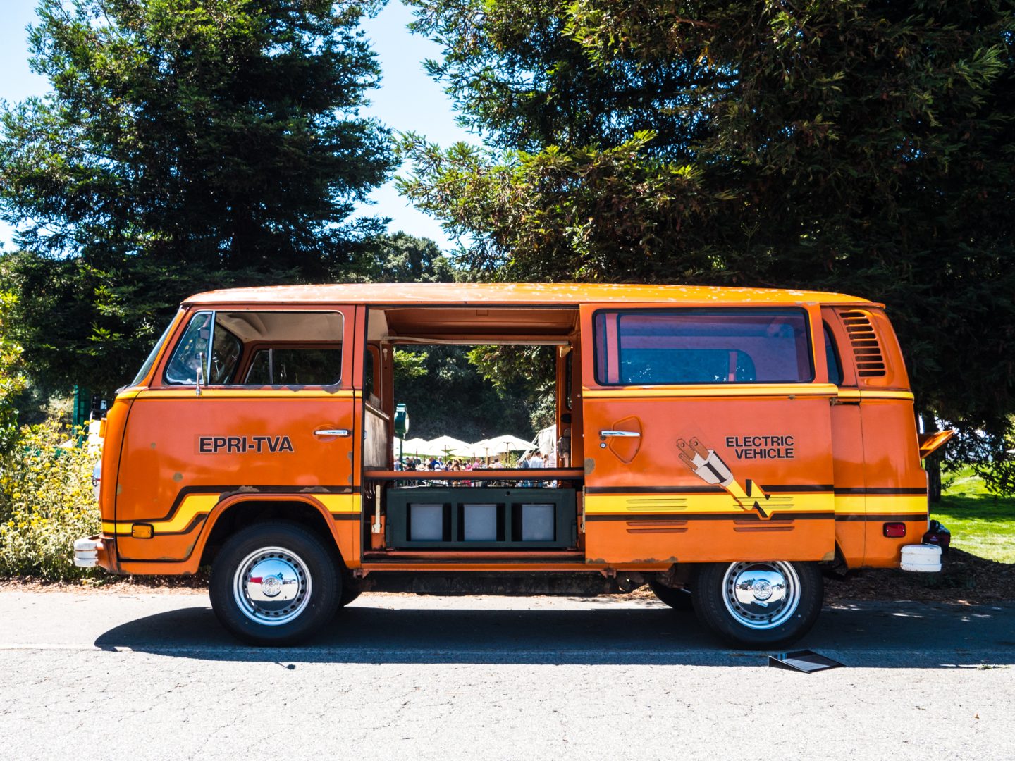 This is the Volkswagen e-BULLI, an official electric bus restomod - Ars ...