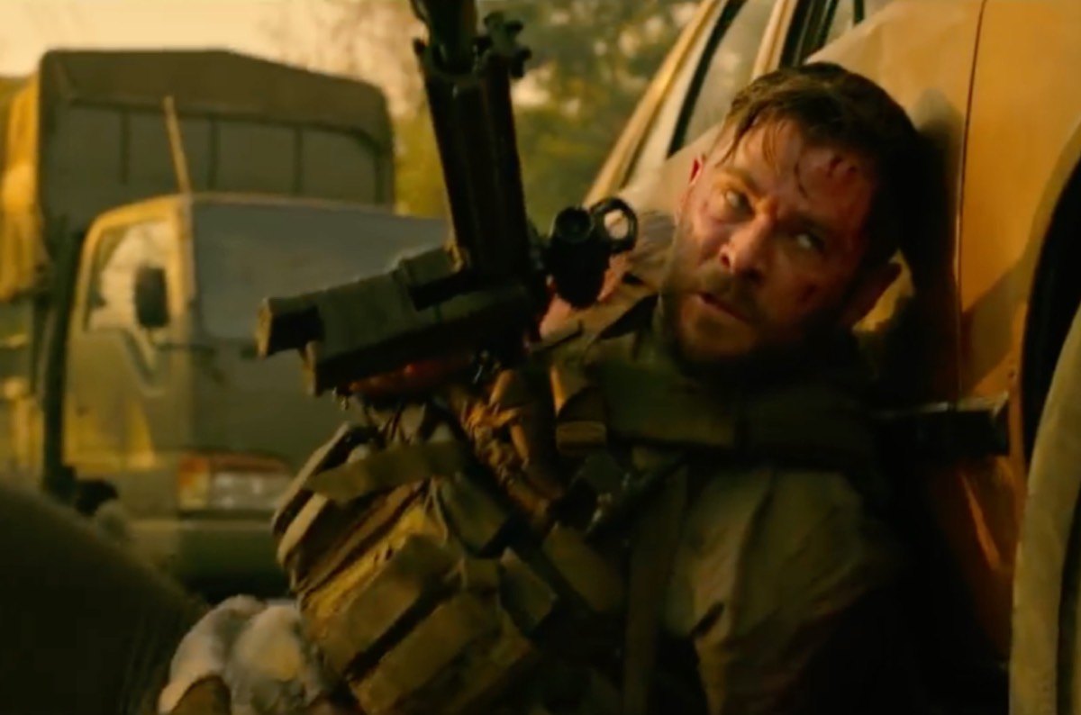 Review: Chris Hemsworth shows his dramatic acting chops in Extraction ...