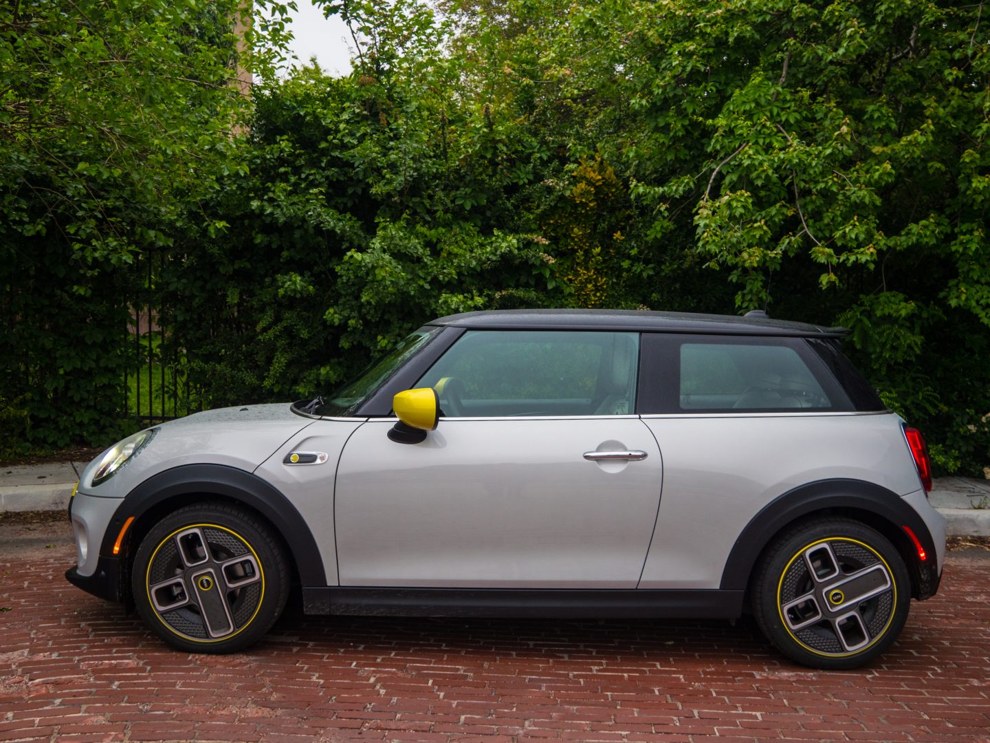 The electric 2020 Mini Cooper SE: Big driving fun, little driving range ...