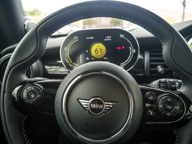 The electric 2020 Mini Cooper SE: Big driving fun, little driving range ...