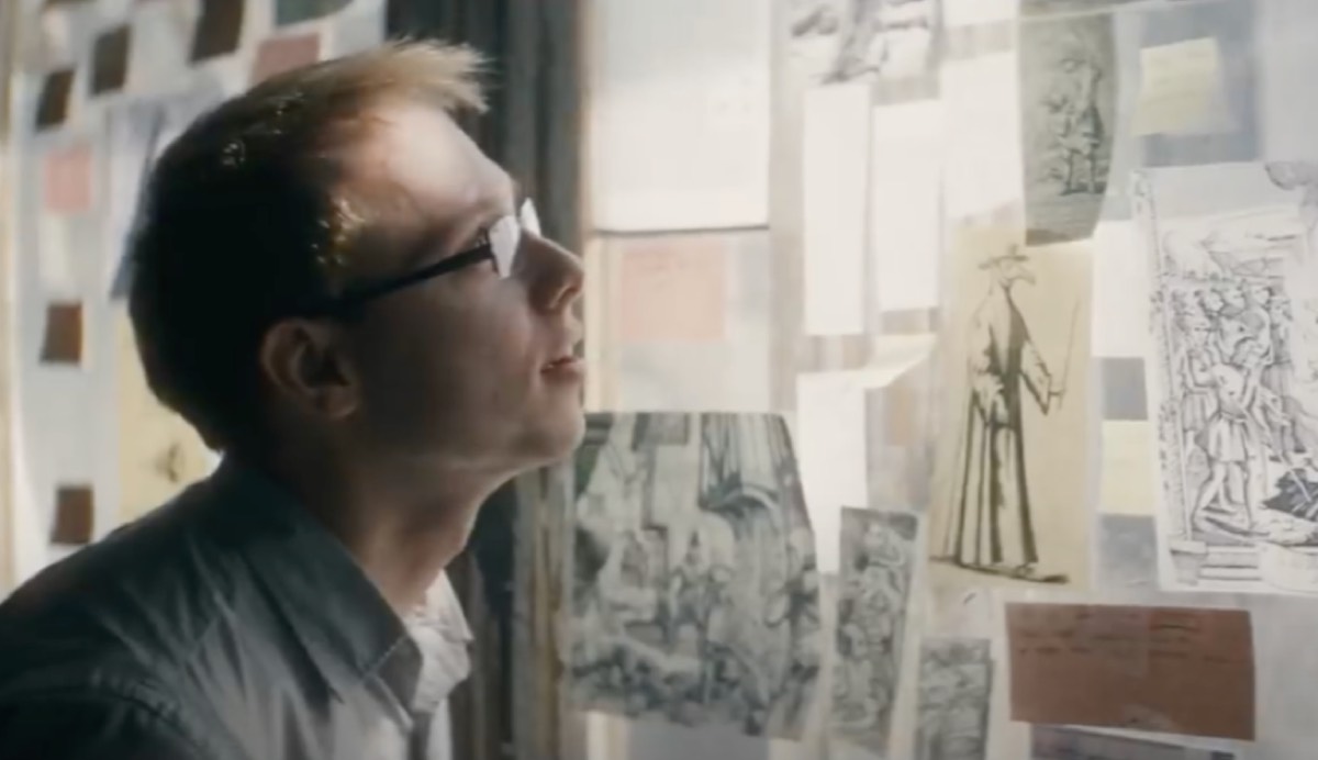 A detective hunts a costumed vigilante in Major Grom: Plague Doctor ...