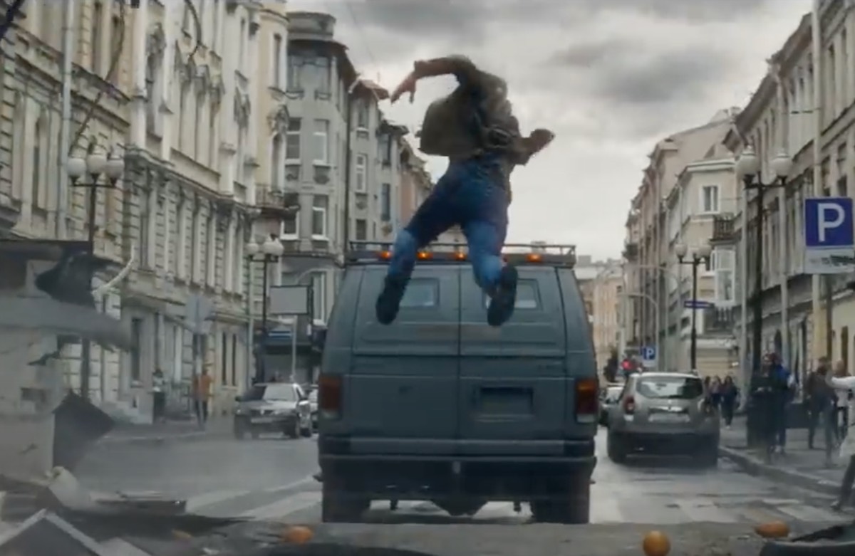 A detective hunts a costumed vigilante in Major Grom: Plague Doctor ...