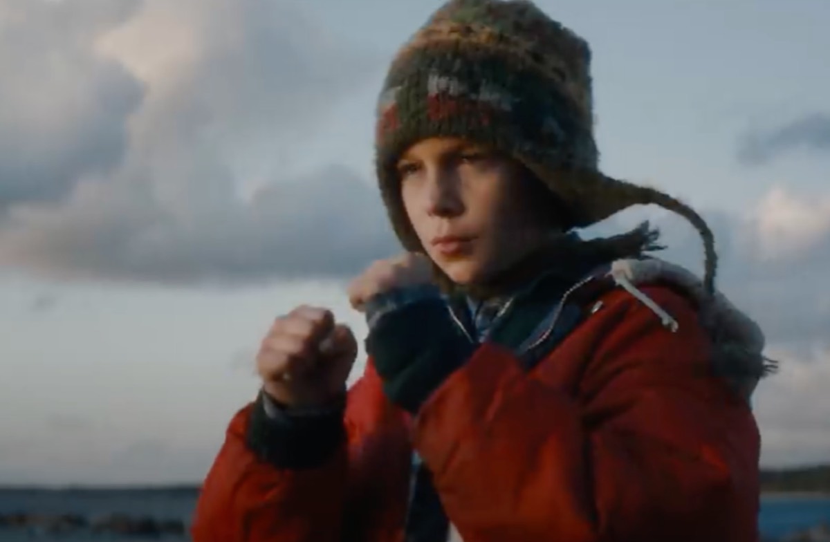 A detective hunts a costumed vigilante in Major Grom: Plague Doctor ...