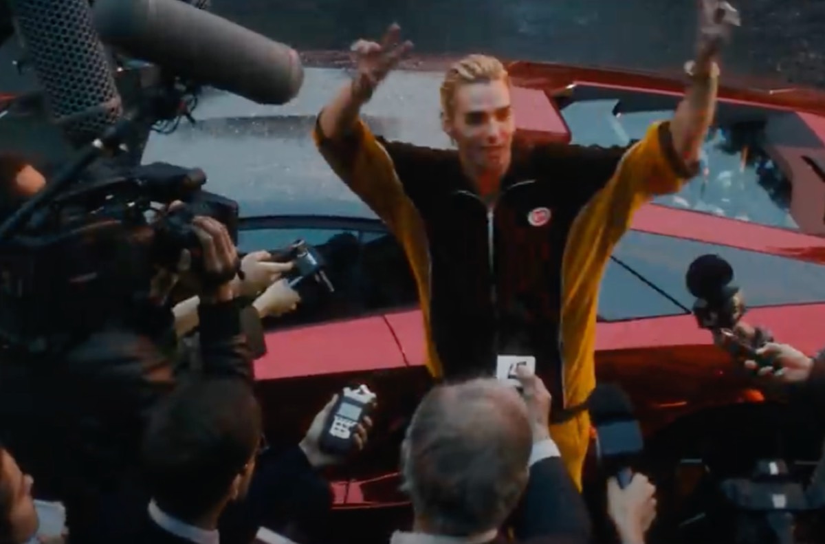 A detective hunts a costumed vigilante in Major Grom: Plague Doctor ...