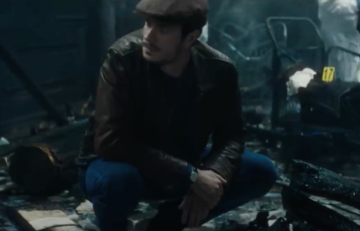 A detective hunts a costumed vigilante in Major Grom: Plague Doctor ...