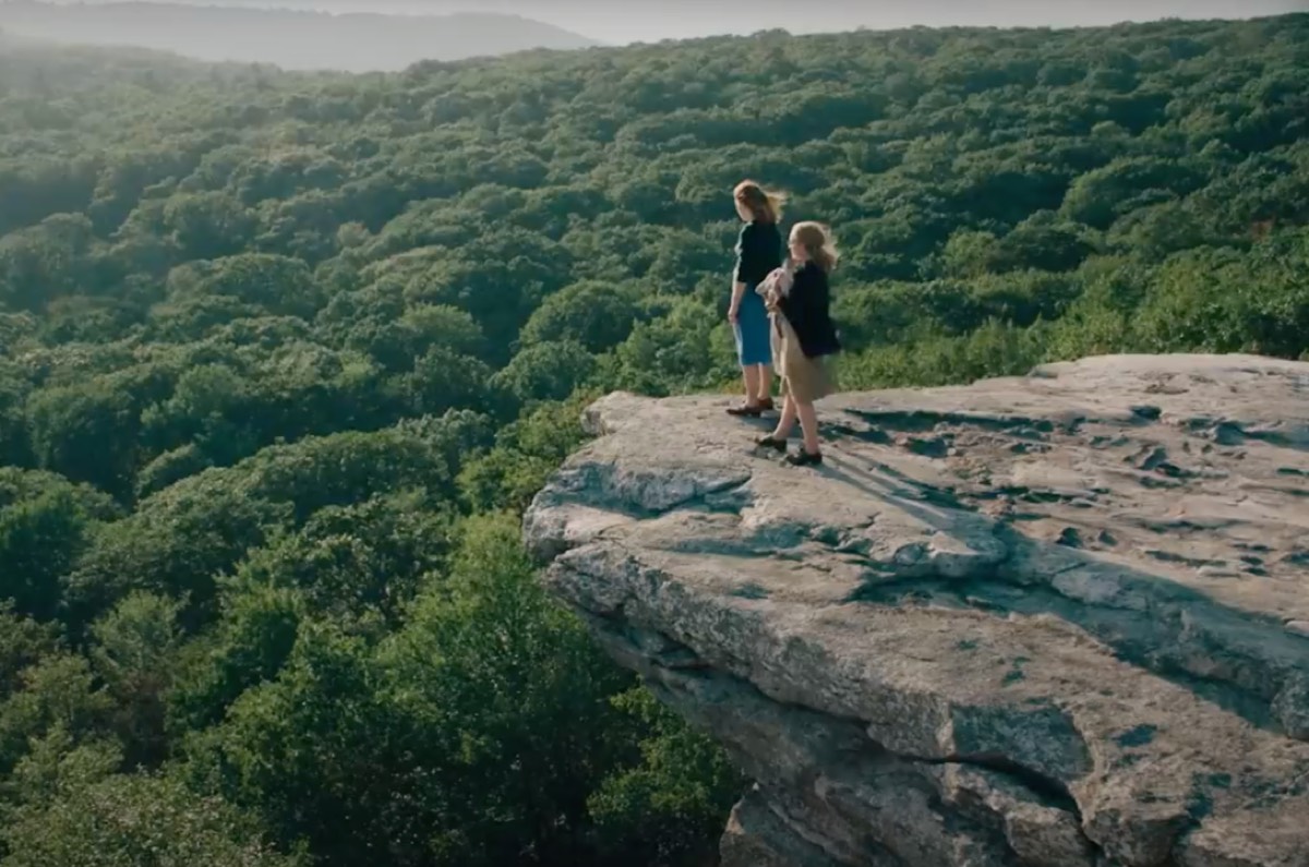 Review: Elisabeth Moss gives a brilliantly subversive performance in ...