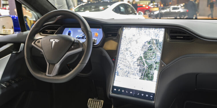 Tesla’s slow self-driving progress continues with green light warning ...